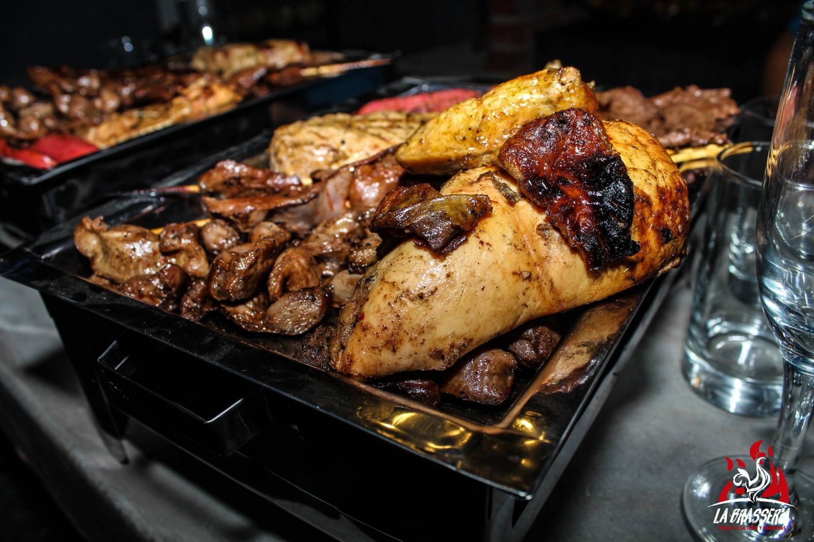 La Brasseria: el lugar perfecto para comer pollo a la leña y alitas ...