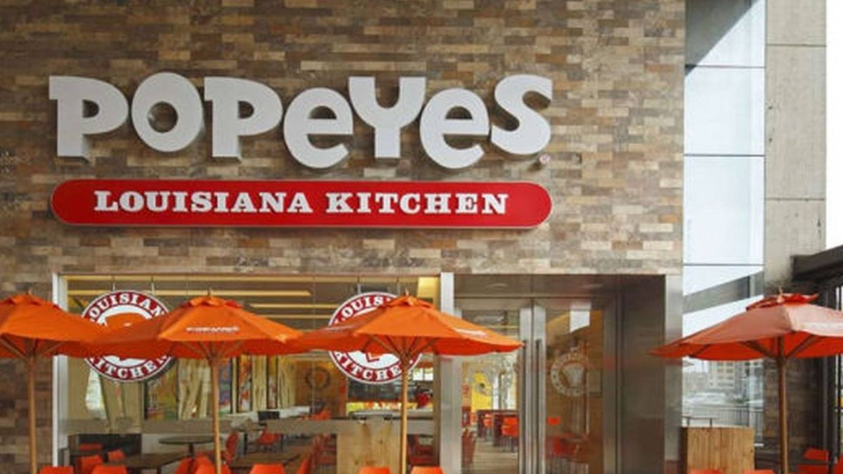 Cadena de pollo frito Popeyes abre nuevo local en centro comercial
