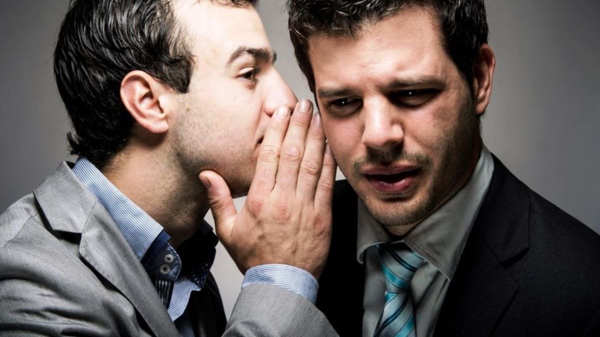 ¿Me pueden despedir o sancionar por ser chismoso en el trabajo?