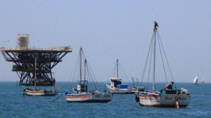 Plataforma petrolera de Savia Perú S.A. se desploma en el mar, pero no ...