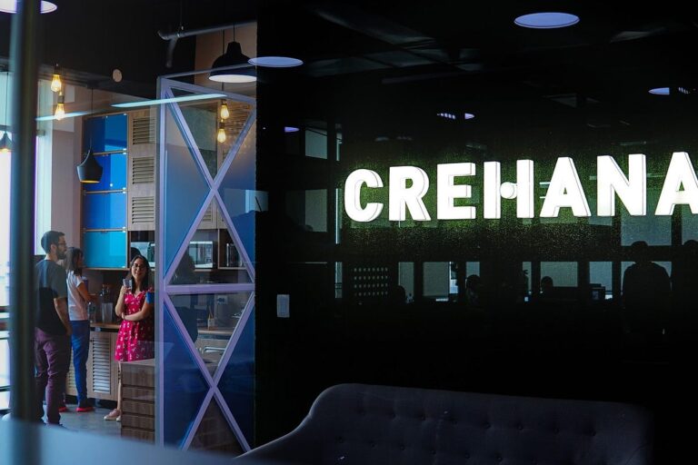 La empresa Crehana lanza asistente de inteligencia artificial