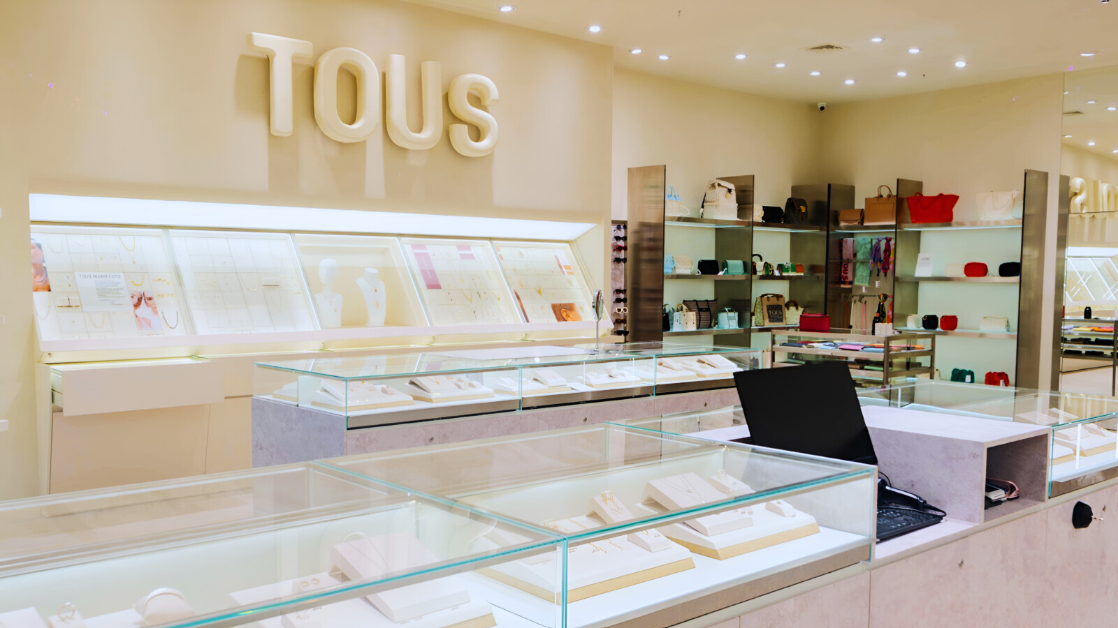 TOUS apertura su novena tienda en el Jockey Plaza y presenta el último ...